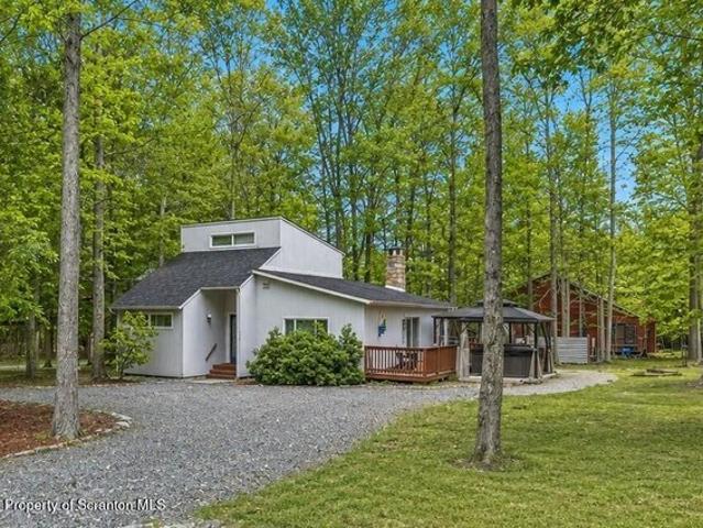 1045 Mountain Top Dr, Lake Ariel, PA 18436