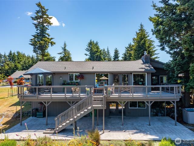 1045 NE Summit Loop