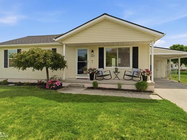 1045 April Ln, Marysville, MI 48040