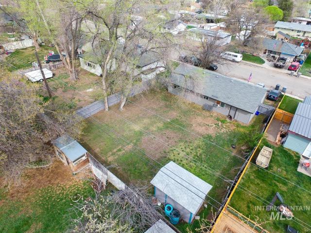 1045 E 16th N