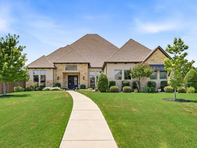 1045 Falcon Nest Dr, Kennedale, TX 76060