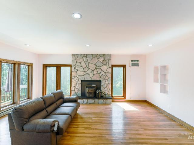 1045 Joyce Rd