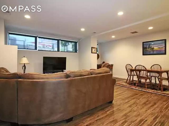 1045 W Cornelia Ave 102, Chicago, IL
