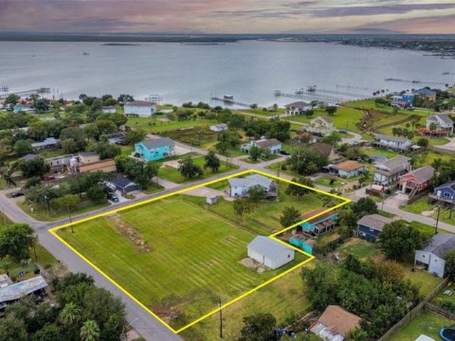 1045 12th St, Dickinson, TX 77539