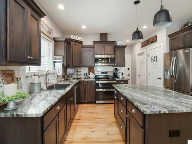 1046 N 107th St, Lincoln, NE 68527
