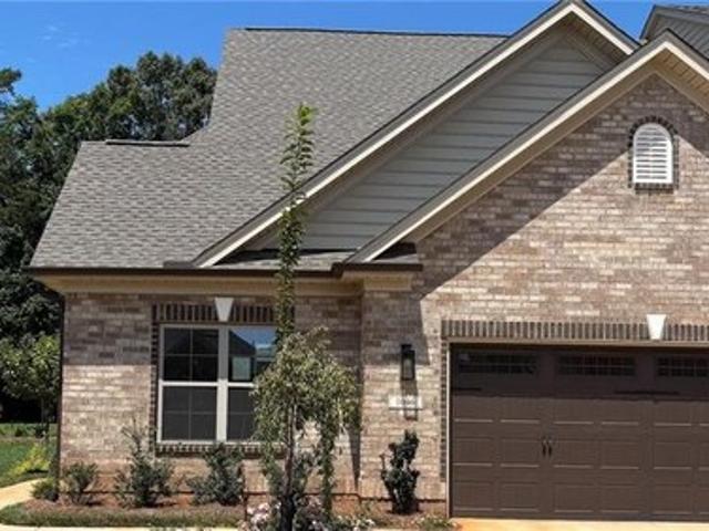 1046 Beechcraft Dr, Mebane, NC 27302