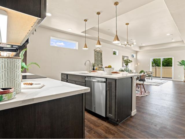 1046 36th Street W