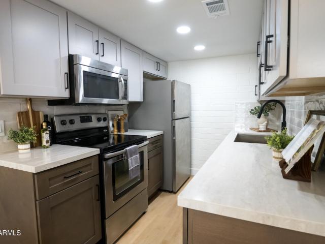 1047 N 84TH Place
