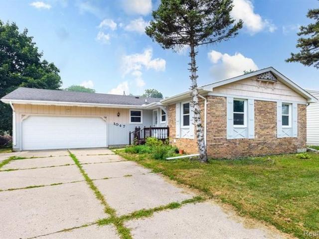 1047 Coolidge Rd, Lansing, MI 48912