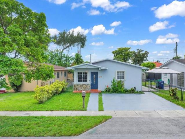 10482 26th Ter SW, Miami, FL 33165