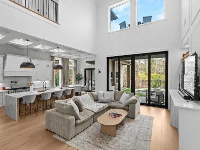1048 Johnston Dr
