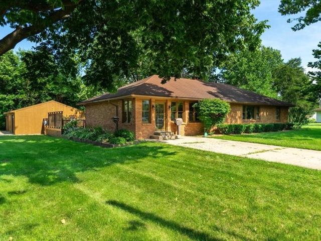 1048 Warren St, Henry, IL 61537