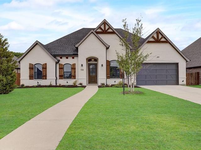 1048 Whisper Willows Dr, Fort Worth, TX 76052