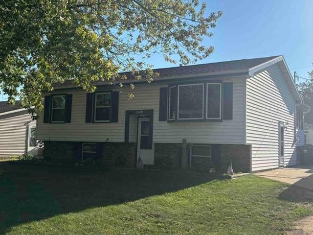 1049 Gillingham Rd, Neenah, WI 54956