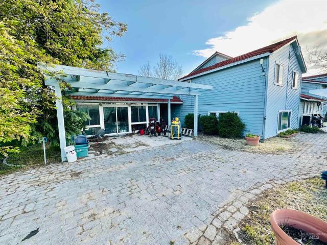 1049 Grand Ave