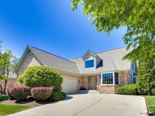 1049 Plantain Ct, Crystal Lake, IL 60014