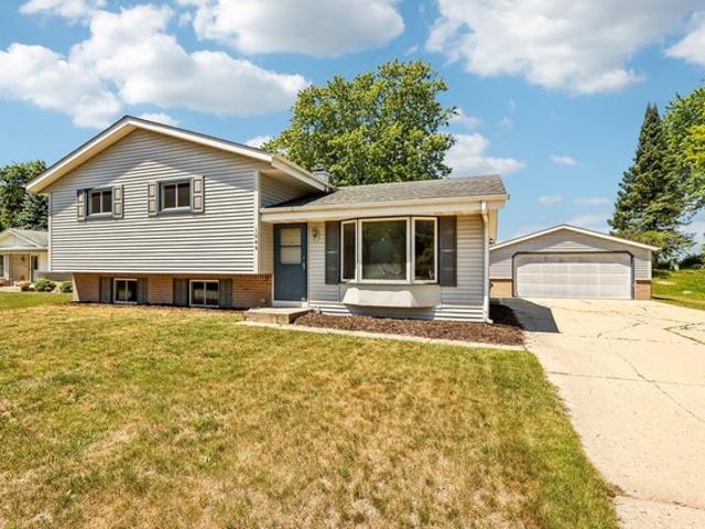 1049 S Glencrest Ct, Saukville, WI 53080