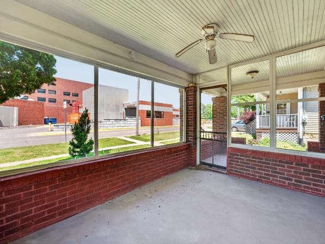 1049 W Lincoln