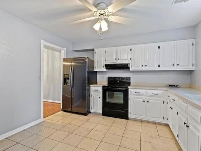1049 Willow Green Dr, Newport News, VA 23602