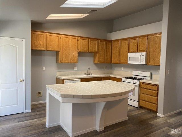 10400 Starlight Peak Dr, Bakersfield, CA 93311