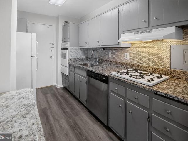 10401 Grosvenor Place # 406