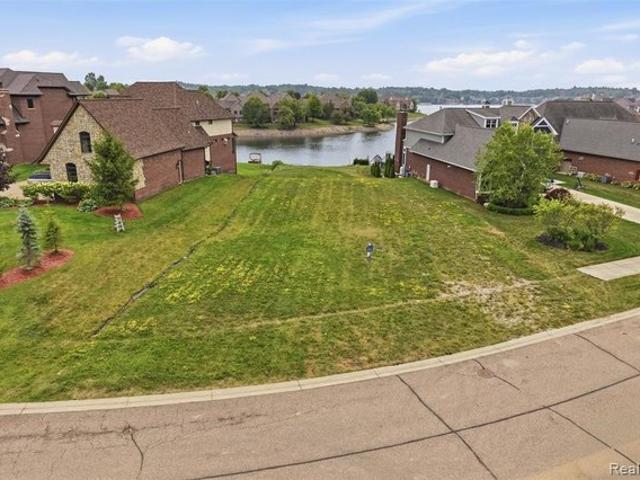 10407 Stoney Point Dr, Green Oak Township, MI 48178