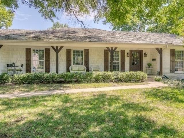 10409 Pawnee Ln, Leawood, KS 66206