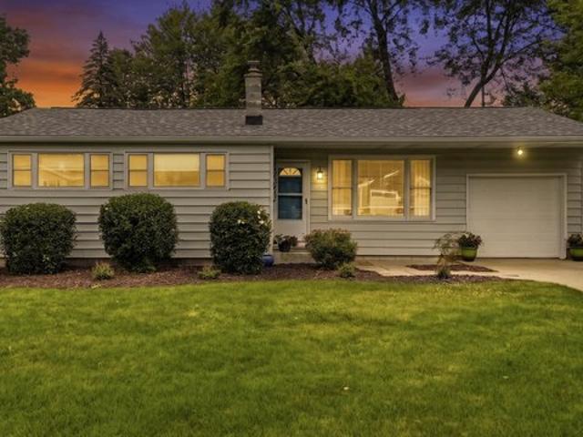 1040 Kirk Dr SE, Grand Rapids, MI 49546