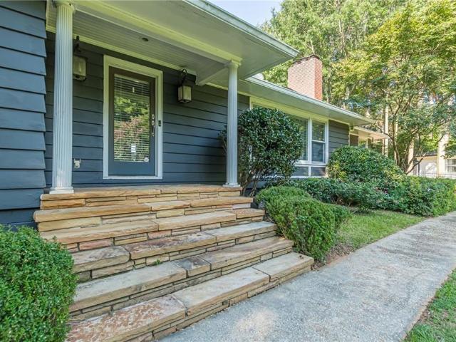 1040 Lindridge Drive NE