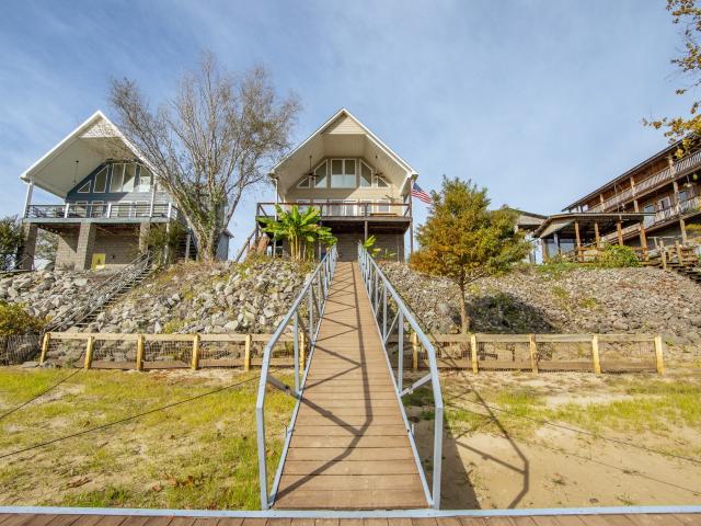 1040 Whites Creek Ln