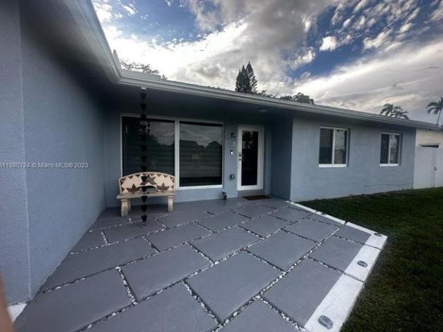 1040 96th Ter NW, Pembroke Pines, FL 33024