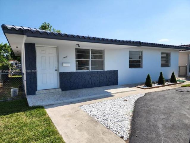 10410 24th St SW, Miami, FL 33165