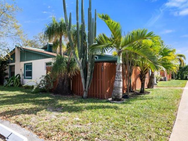 1041 Manor Dr, Palm Springs, FL 33461