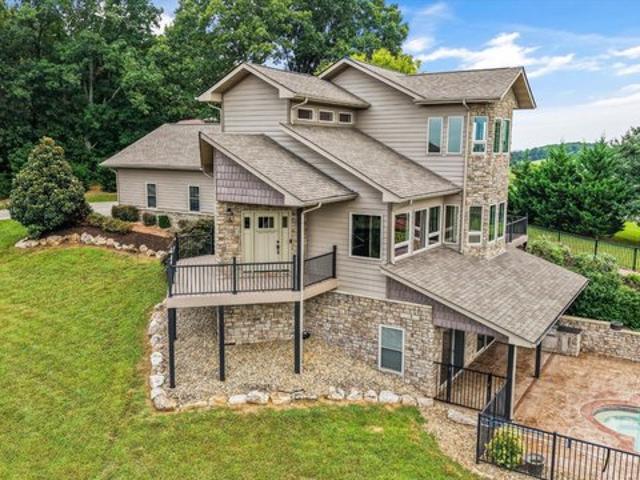 1041 Hilltop Ln, Kodak, TN 37764