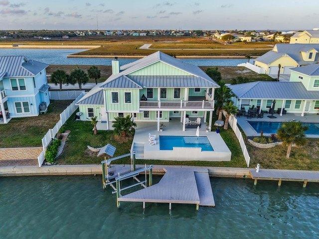 1041 Isle Dr, Rockport, TX 78382