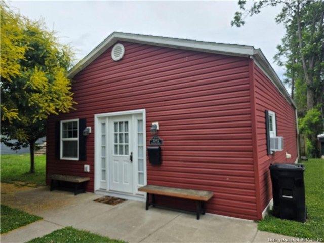 1041 W Main St, Madison, IN 47250