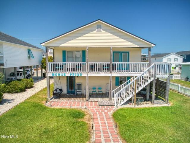 1041 1st St, Surf City, NC 28445