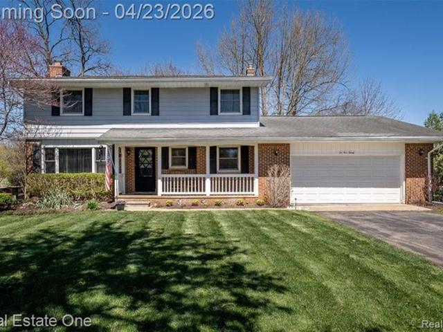 10420 Cedar Point Dr, White Lake, MI 48386