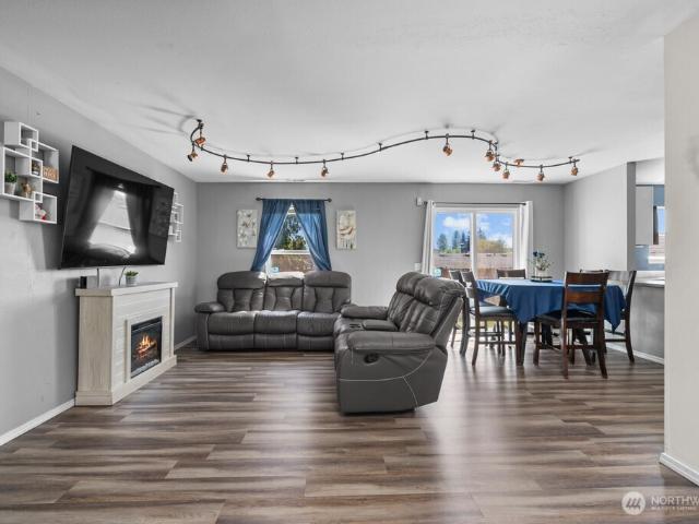10426 th E