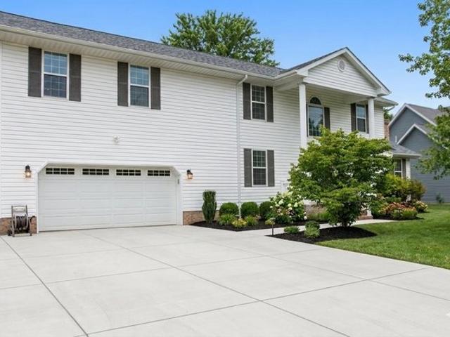 1042 Marina Dr, Hurricane, WV 25526