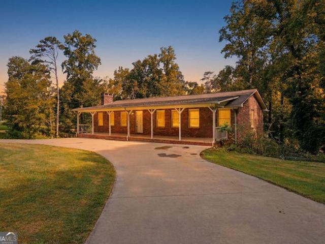 1042 Lakeland Dr, Toccoa, GA 30577