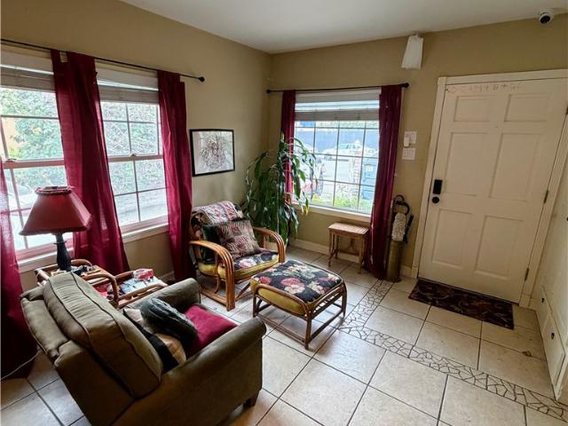 1042 W 15th