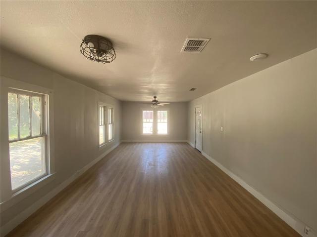1042 W Tarleton