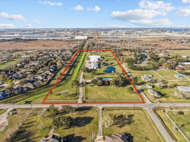 10431 N P St, La Porte, TX 77571