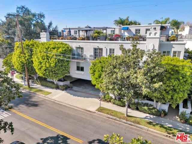 10437 Moorpark St, Toluca Lake, CA 91602 | MLS #26672 | Compass