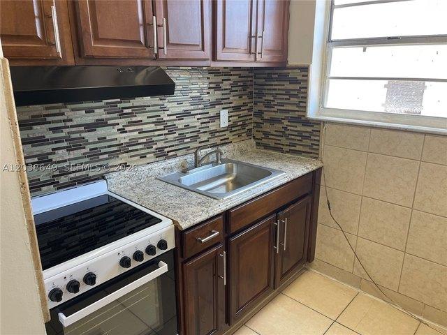 1043 NW 2nd St Apt 14, Miami, FL 33128
