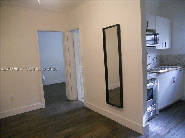 1043 NW 2nd St Apt 9, Miami, FL 33128