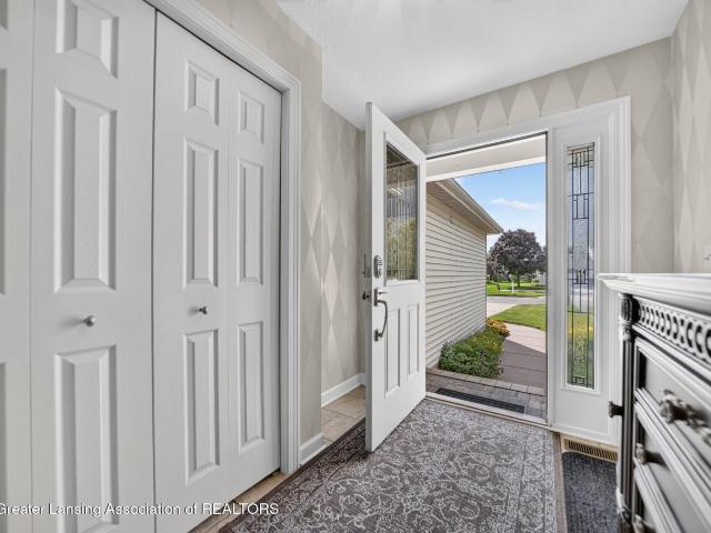 1043 N Crandell Drive