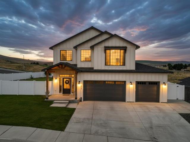 1043 Duke Ln, West Richland, WA 99353