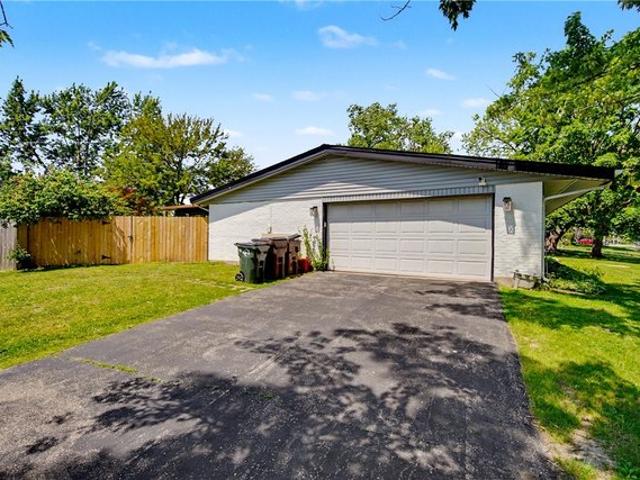 1043 Heathwood Dr, Englewood, OH 45322